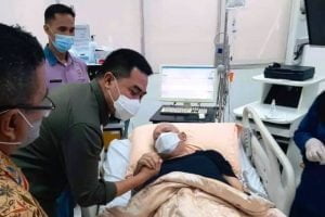 Wal Kota Andi Harun Jenguk Awang Faroek Ishak di Jakarta